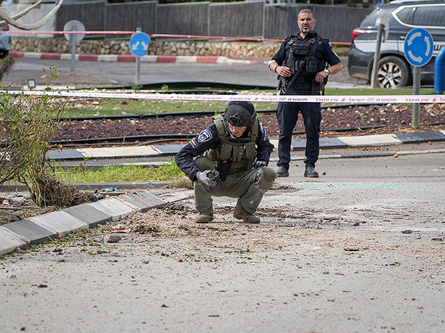 Обстрел центра Израиля обломки ракеты упали на крышу дома в Герцлии